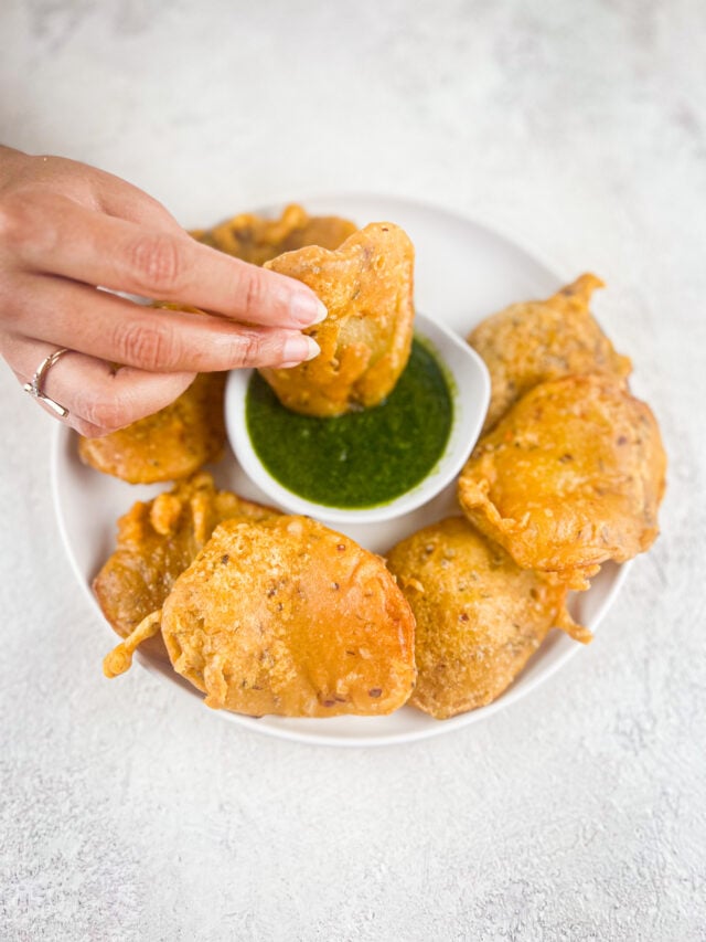 Crispy Pakistani Aloo Pakora (Potato Fritters) - Two Cloves In A Pot